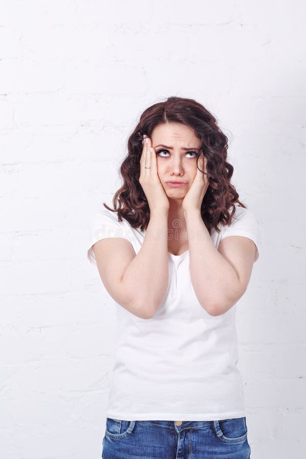 Mujer Sorprendida Y Decepcionada Que Cierra Su Boca Con Ambas Manos ...