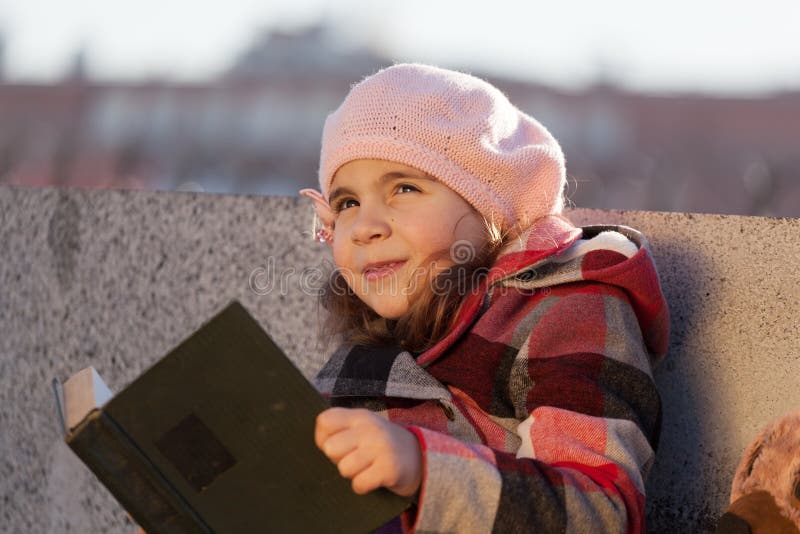 La muchacha lee el abucheo imagen de archivo. Imagen de tomas - 46474569