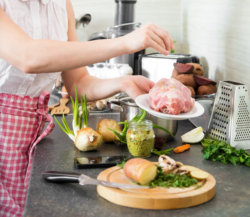 La Muchacha Prepara La Comida Sana En Cocina Foto de archivo - Imagen ...