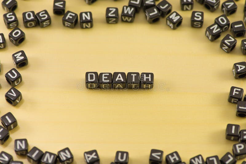 Muerte Por Palabra Hecha De Letras Cuadradas De Madera En Un Fondo Gris Imagen de archivo ...