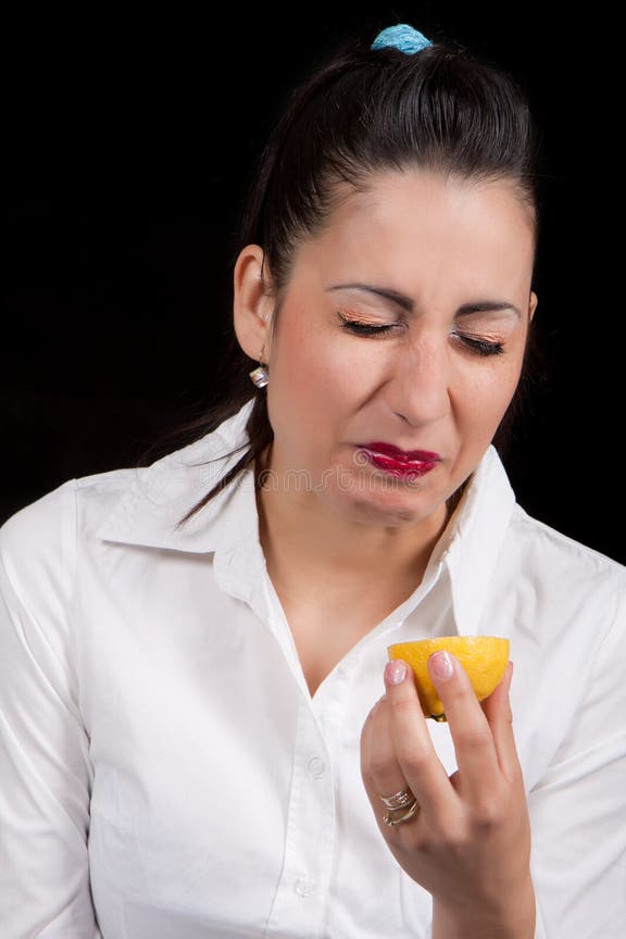 La Mujer Come El Limón Amarillo Imagen de archivo - Imagen de paro, coma: 31505959