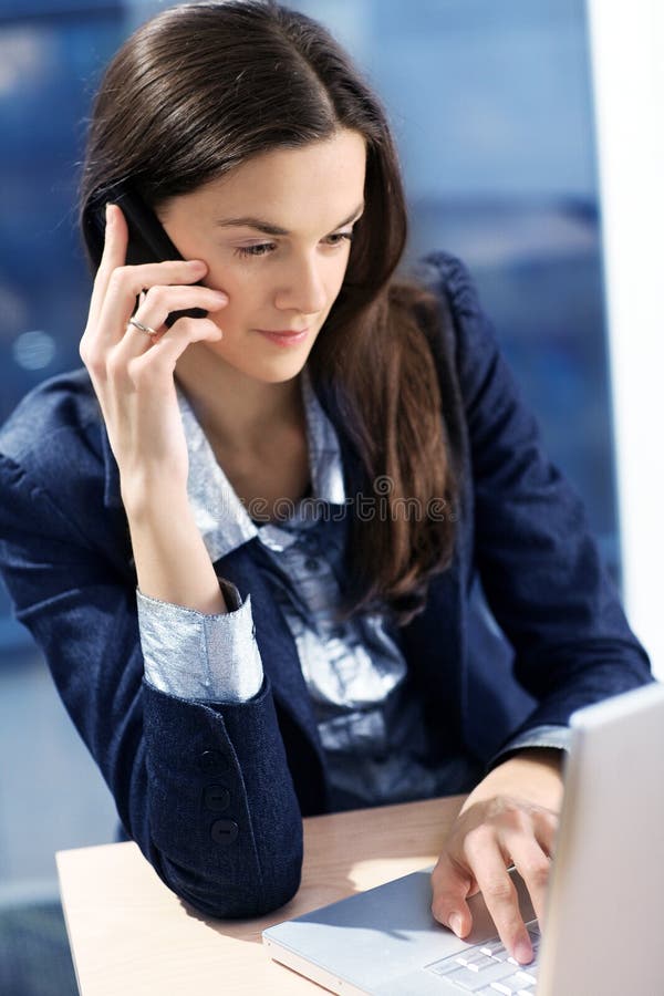 La Mujer Está Haciendo Una Llamada. Foto de archivo - Imagen de adulto ...