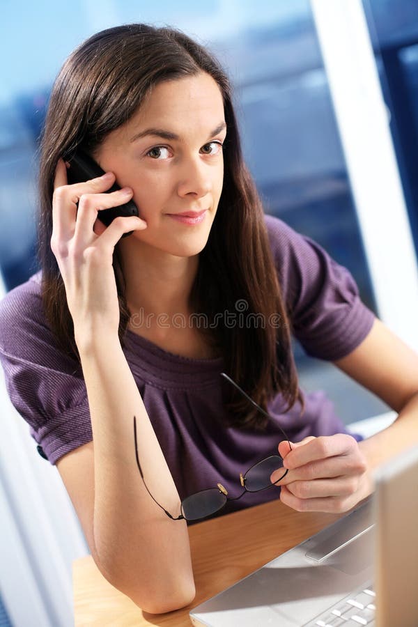 La Mujer Está Haciendo Una Llamada. Foto de archivo - Imagen de ...