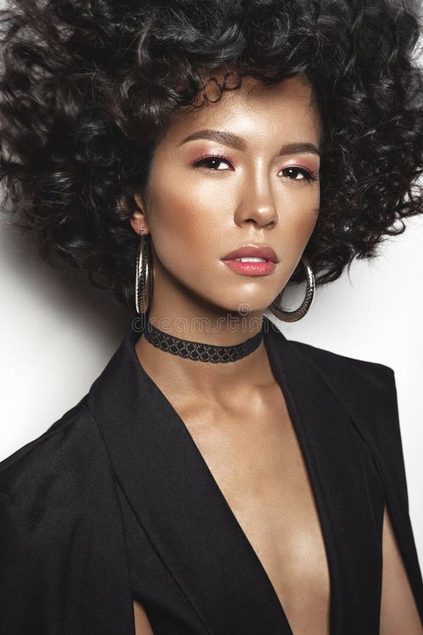 Mujer Con Maquillaje Afro Del Peinado Y Del Encanto Foto de archivo ...
