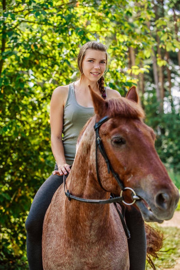 La Mujer Hermosa Joven Monta El Caballo Imagen de archivo - Imagen de ... La Mujer Hermosa Joven Monta El Caballo Imagen de archivo - Imagen de ...