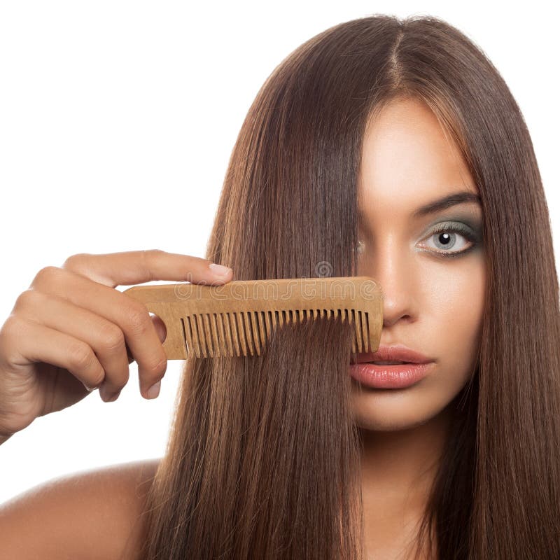 La Mujer Hermosa Se Peina El Pelo Foto de archivo - Imagen de belleza ...