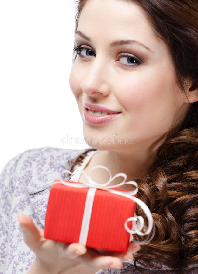 La Mujer Joven Da Un Regalo Foto de archivo - Imagen de morena, regalo ...