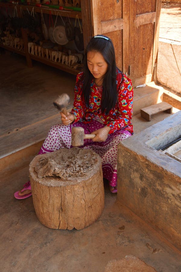 La Mujer Joven Martilla La Pulpa De La Mora Foto de archivo editorial ...