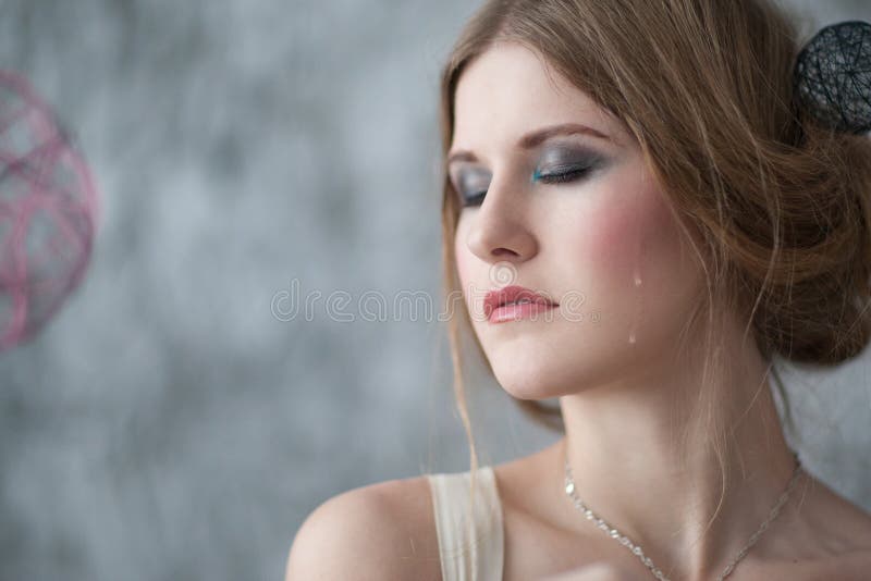 La Mujer Llora Con Los Rasgones En Una Cara Imagen de archivo - Imagen ...