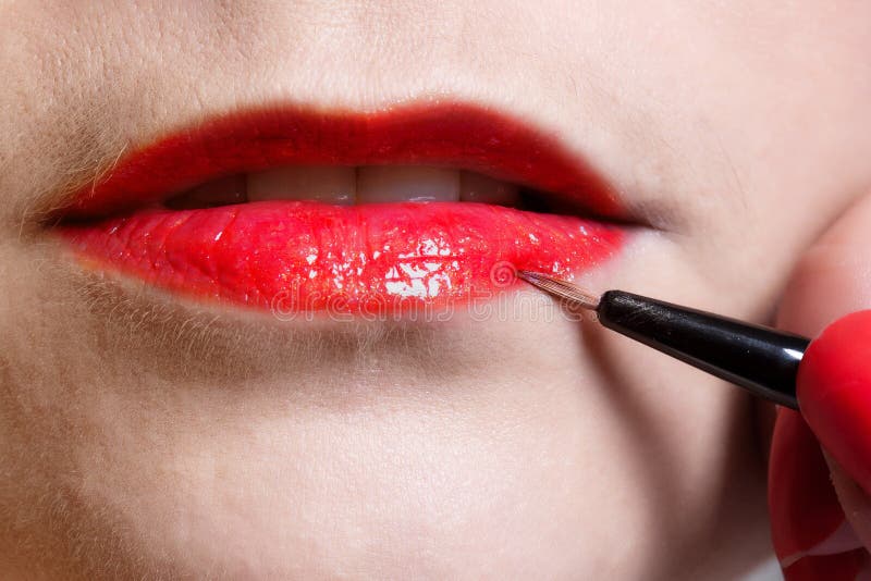 La mujer pinta los labios imagen de archivo. Imagen de maquillaje ...