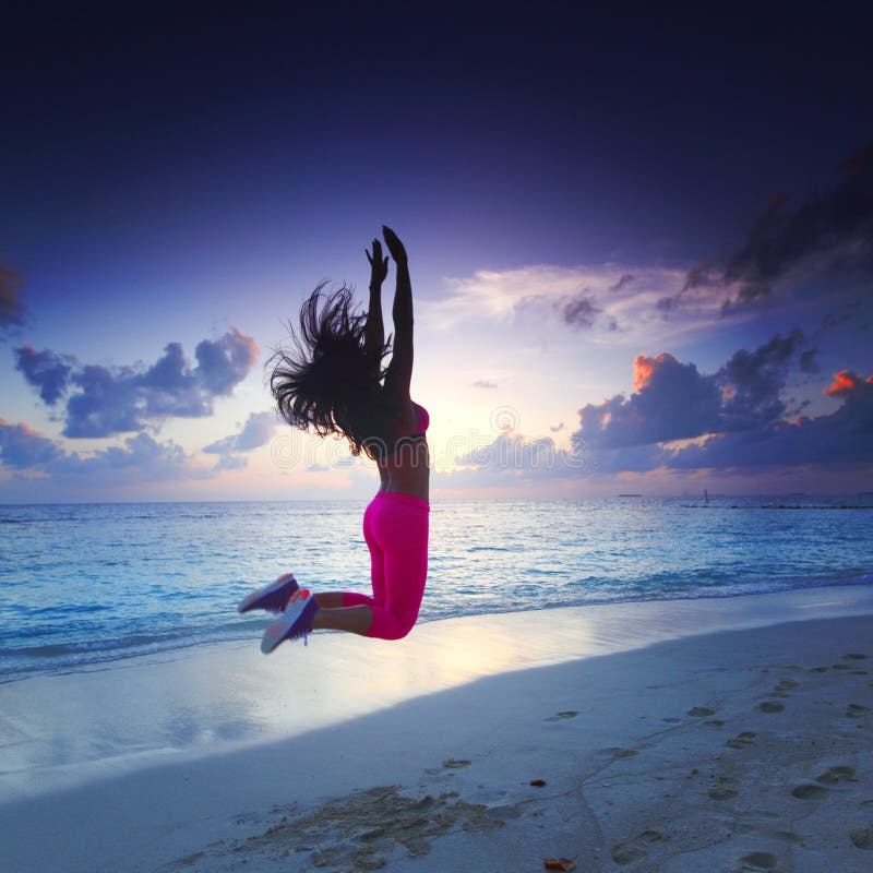 La Mujer Que Salta En La Playa Imagen de archivo - Imagen de rosa ...