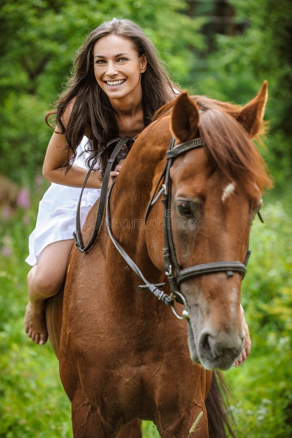 La Mujer Triguena Joven Monta Un Caballo Foto de archivo - Imagen de ... La Mujer Triguena Joven Monta Un Caballo Foto de archivo - Imagen de ...