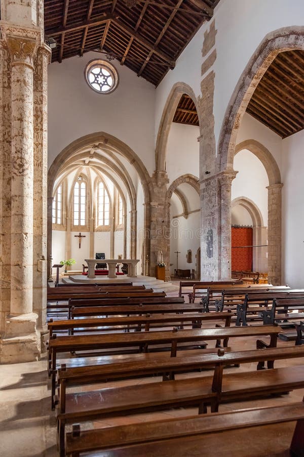 La Navata, L'altare E Un Tabernacolo Barocco Dorato Nella Chiesa ...