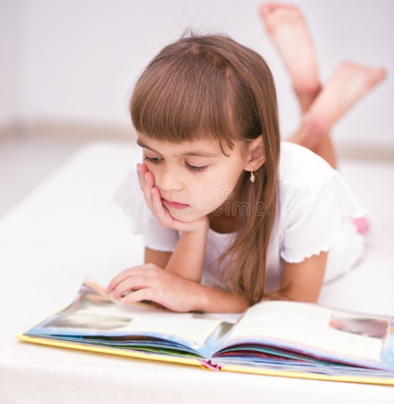 La Niña Está Leyendo Un Libro Foto De Archivo Imagen De Inteligente Aprendizaje 36907828