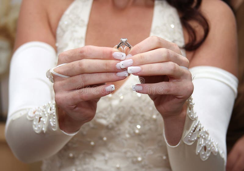 La Novia Lleva a Cabo El Anillo De Compromiso Imagen de archivo ...