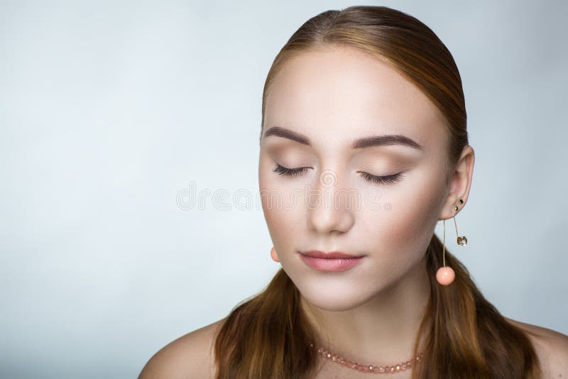 La Nudité De Femme Compose, Collier Massif Image stock - Image du ...