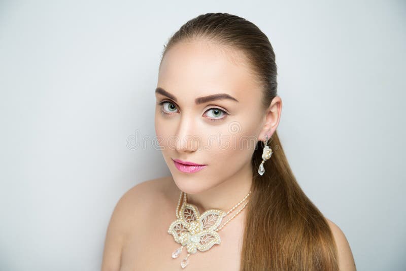 La nudité de femme compose photo stock. Image du mode - 109496318