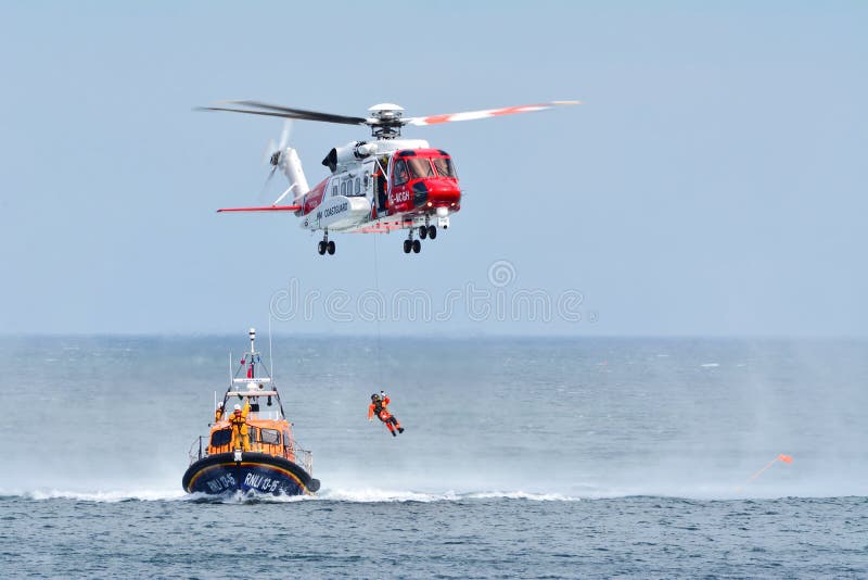 La Operación De Rescate En El Mar. Helicóptero De La Guardia Costera ...