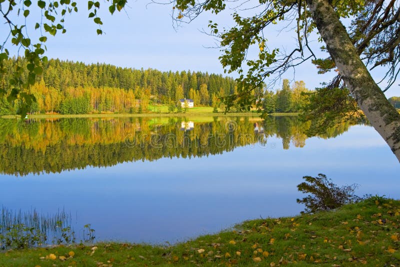 La orilla del lago - 2 foto de archivo. Imagen de orilla - 3785526