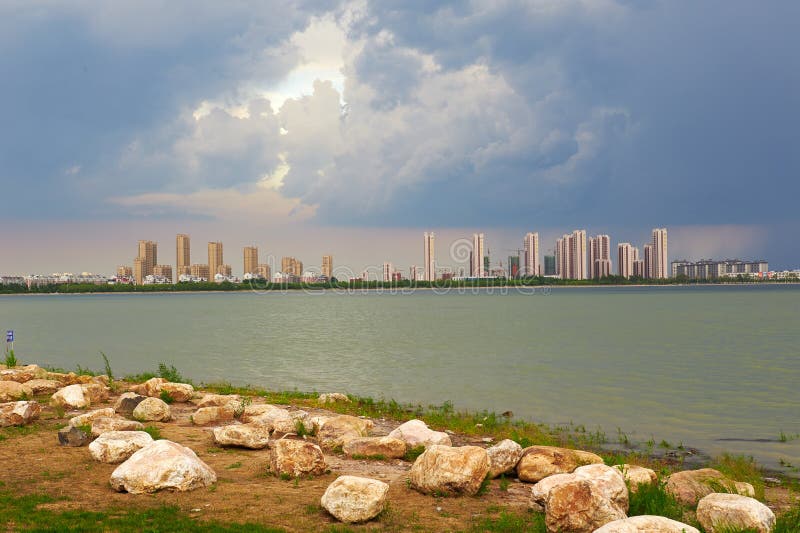 La Orilla Del Lago De Las Rocas Foto de archivo - Imagen de residencial ...