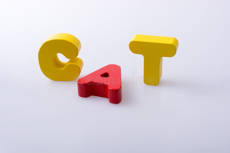 La Palabra CAT Escrita Con Los Bloques De La Letra Foto de archivo ...