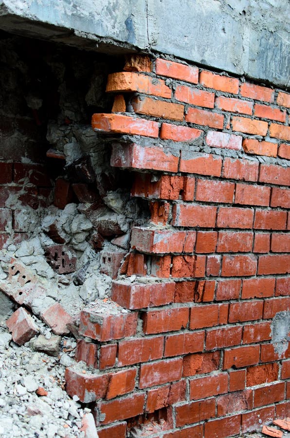 Pared de ladrillos rota imagen de archivo. Imagen de drywall - 10102737