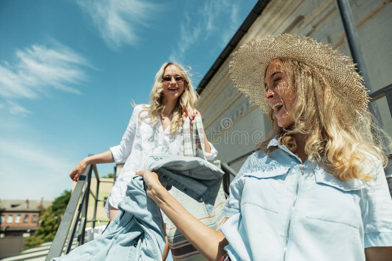 La Pareja De Jóvenes Lesbianas Se Prepara Para Un Viaje De Vacaciones
