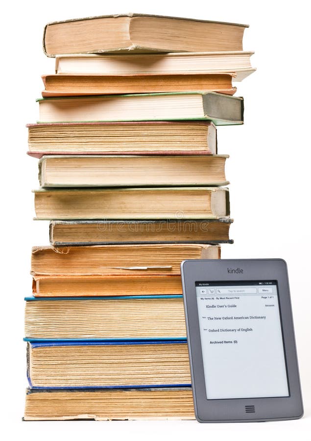 La Pila Di Libri Vicino a Accende Il Tocco EReader Fotografia ...