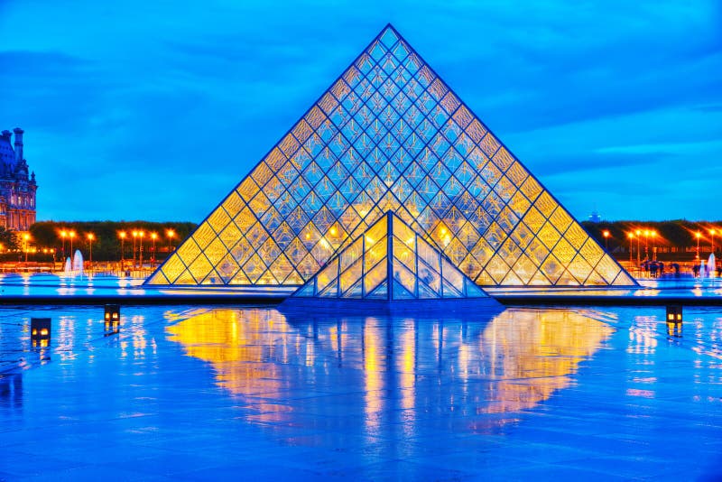 La Piramide Del Louvre a Parigi, Francia Immagine Stock Editoriale ...