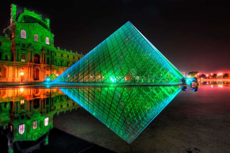 La Piramide Della Feritoia Lucida Alla Notte Immagine Editoriale ...