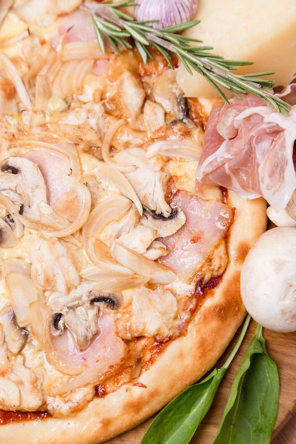 La Pizza Chaude Avec Garnissent Et Des Composants Image stock - Image ...