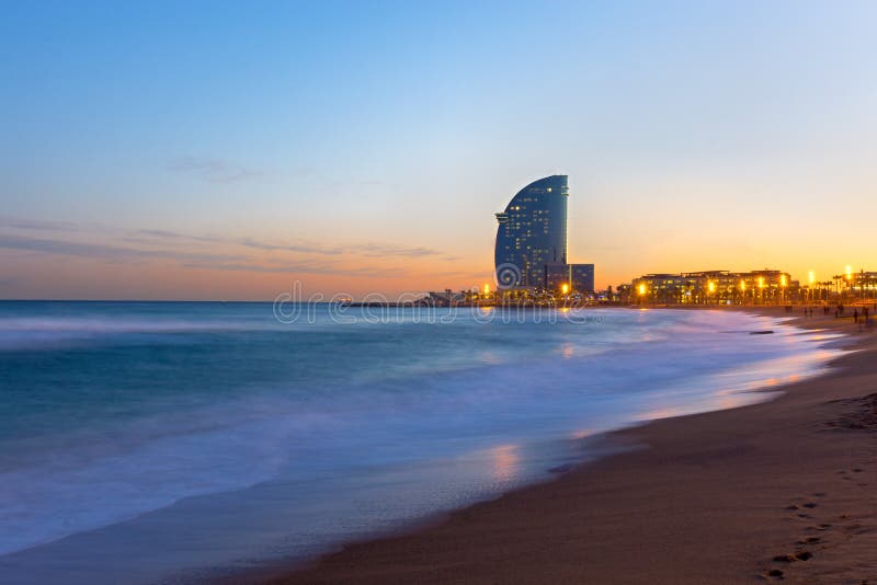 La Plage De Barcelone Au Coucher Du Soleil Photo stock - Image du côte ...
