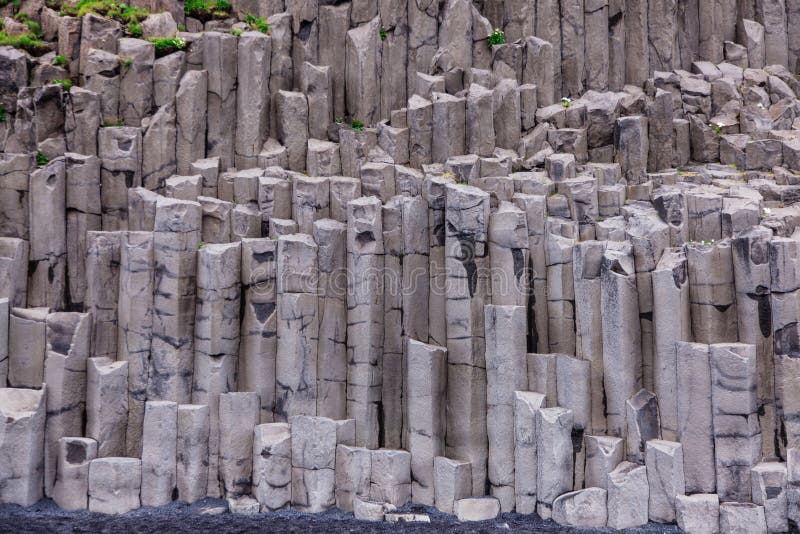 La Plage Noire De Sable Avec La Formation De Roche Peu Commune Photo ...