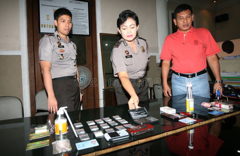 La Police Montre Une Drogue Photo stock éditorial - Image du drogue ...