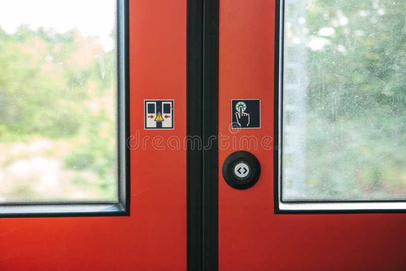 Porte Du Compartiment De Train Image stock - Image du traction ...