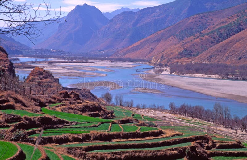 La Primera Vuelta Del Río Yangzi, China Imagen de archivo - Imagen de ...