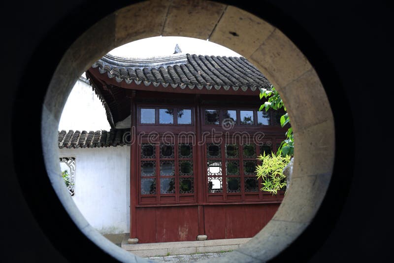 Puerta De Madera Circular China Imagen de archivo - Imagen de ladrillos ...