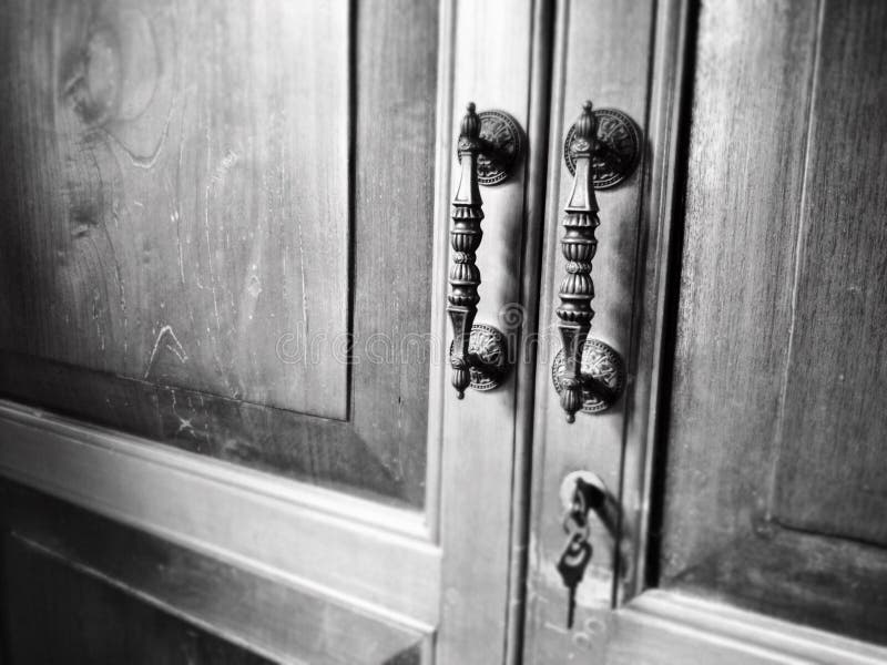 La Puerta Negra De La Caja De Ropa Imagen de archivo - Imagen de arte ...