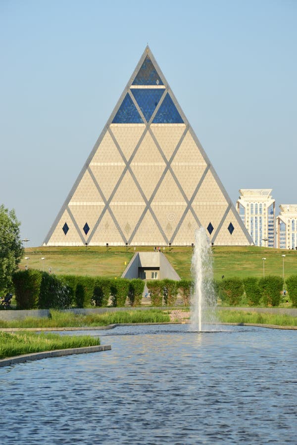La Pyramide à Astana/Kazakhstan Image éditorial - Image du soirée ...