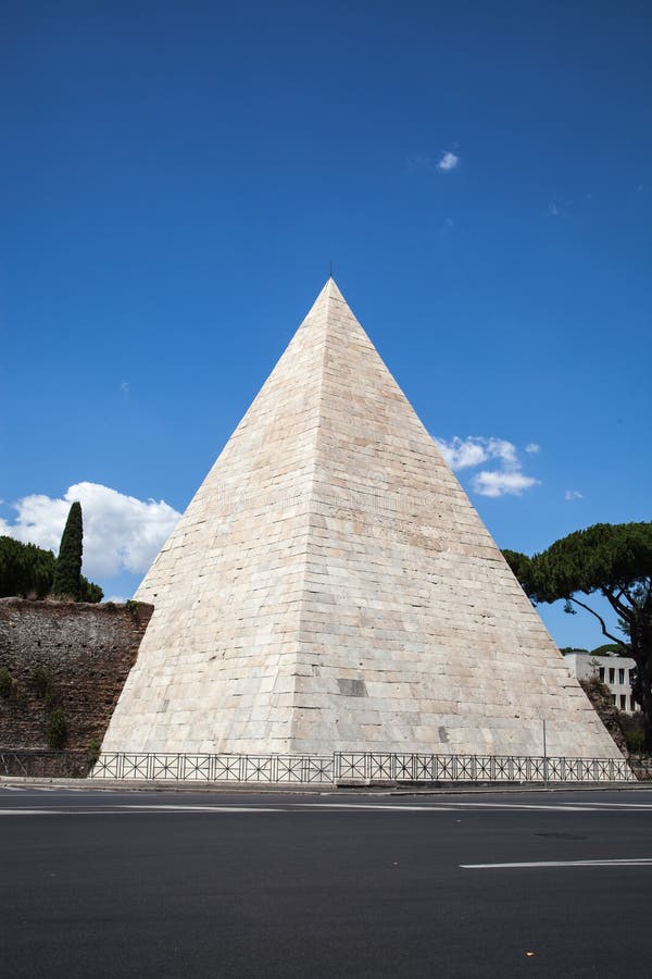 La Pyramide De Cestius, Rome Image stock - Image du rome, cestius: 18945255