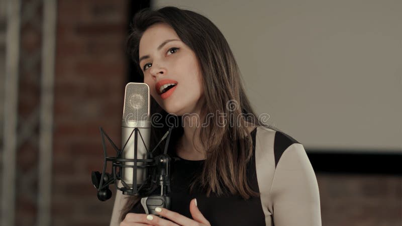La Ragazza Canta Al Ristorante Fotografia Stock - Immagine di bellezza ...
