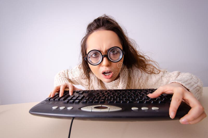Uomo Divertente Del Nerd Che Lavora Al Computer Isolato Su Bianco ...