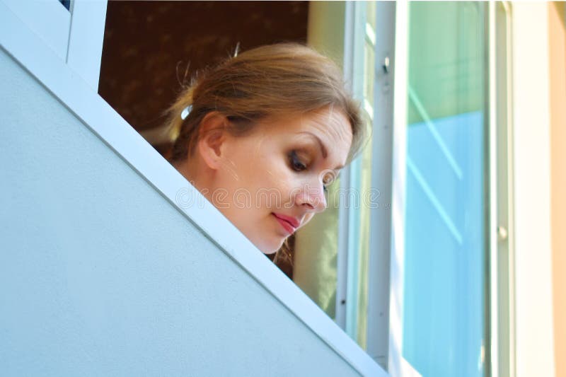 Guardando La Ragazza Fuori Dalla Finestra Per Spiare La Persona Per ... Guardando La Ragazza Fuori Dalla Finestra Per Spiare La Persona Per ...