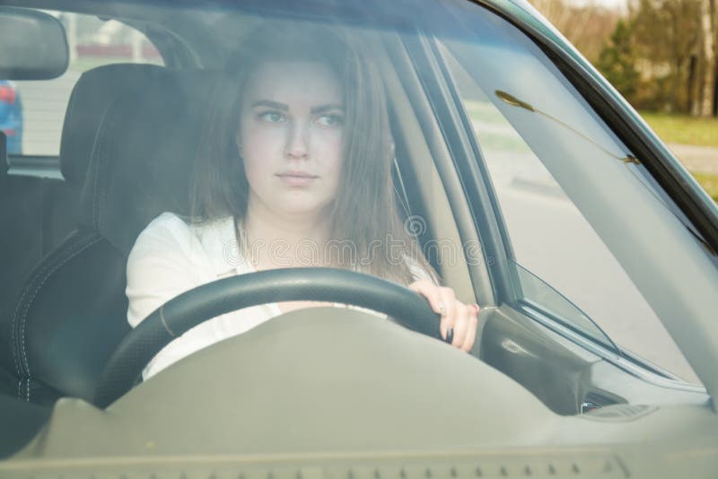 La Ragazza Guida L'auto Con Prudenza, Guida L'auto Donna Alla Guida ... La Ragazza Guida L'auto Con Prudenza, Guida L'auto Donna Alla Guida ...