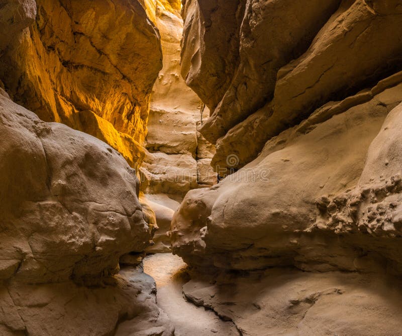 La ranura foto de archivo. Imagen de roca, desierto - 112292682