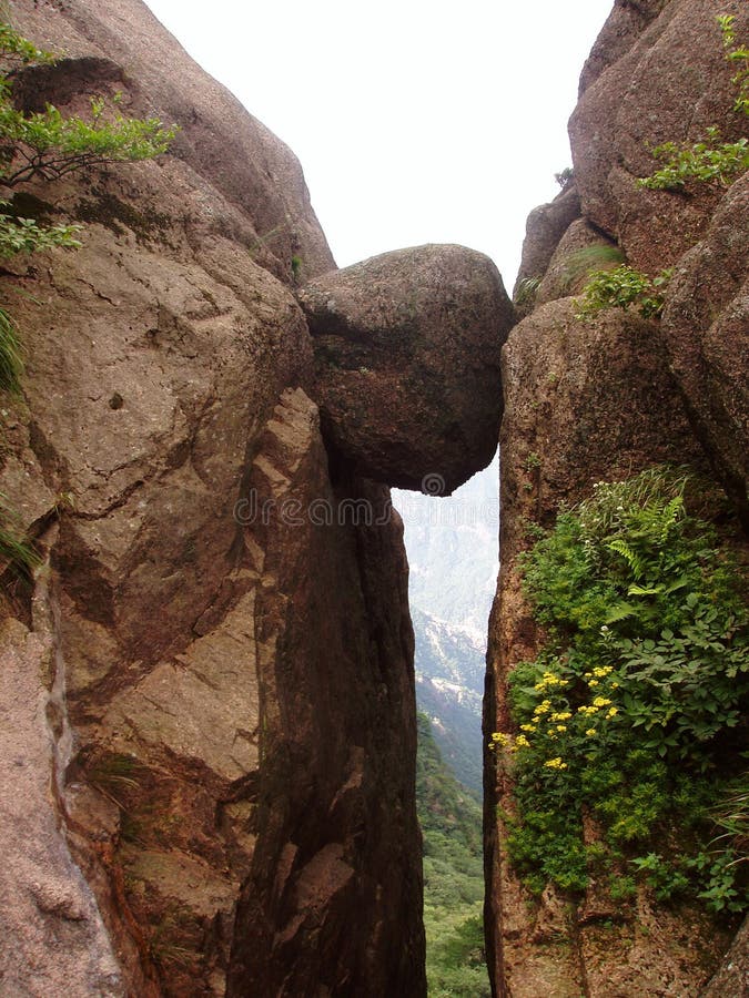 La Roca De Huangshan En China Imagen de archivo - Imagen de pino ...