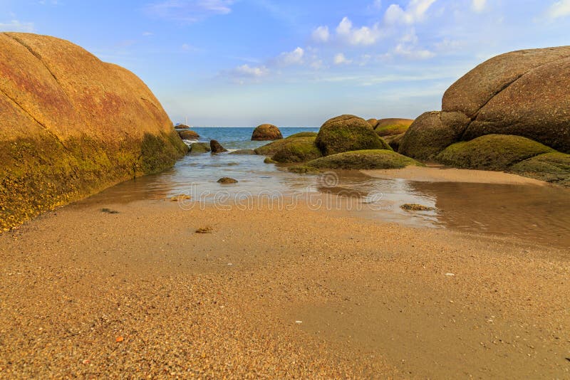 La Roca En La Playa Del Mar Foto de archivo - Imagen de mojado ...