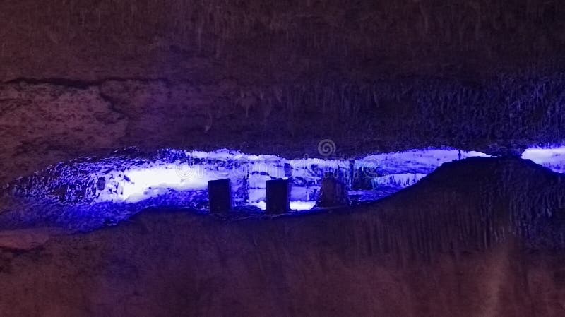 LA ROCCIA STA SU fotografia stock. Immagine di roccia - 79587632