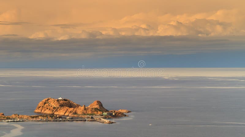 La Roche Rouge Chez Ile Rousse En Corse Image stock - Image du fort ...