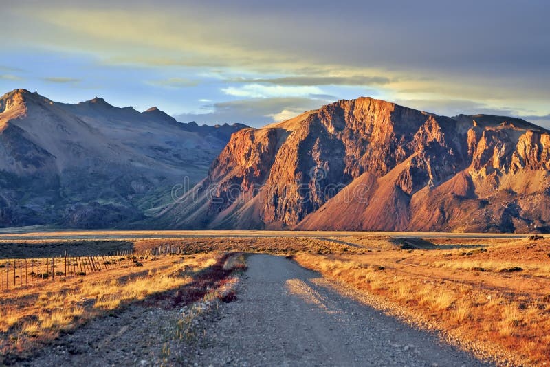 La Route De Gravier Le Long Du Rivage Du Lac Pehoe Image stock - Image ...